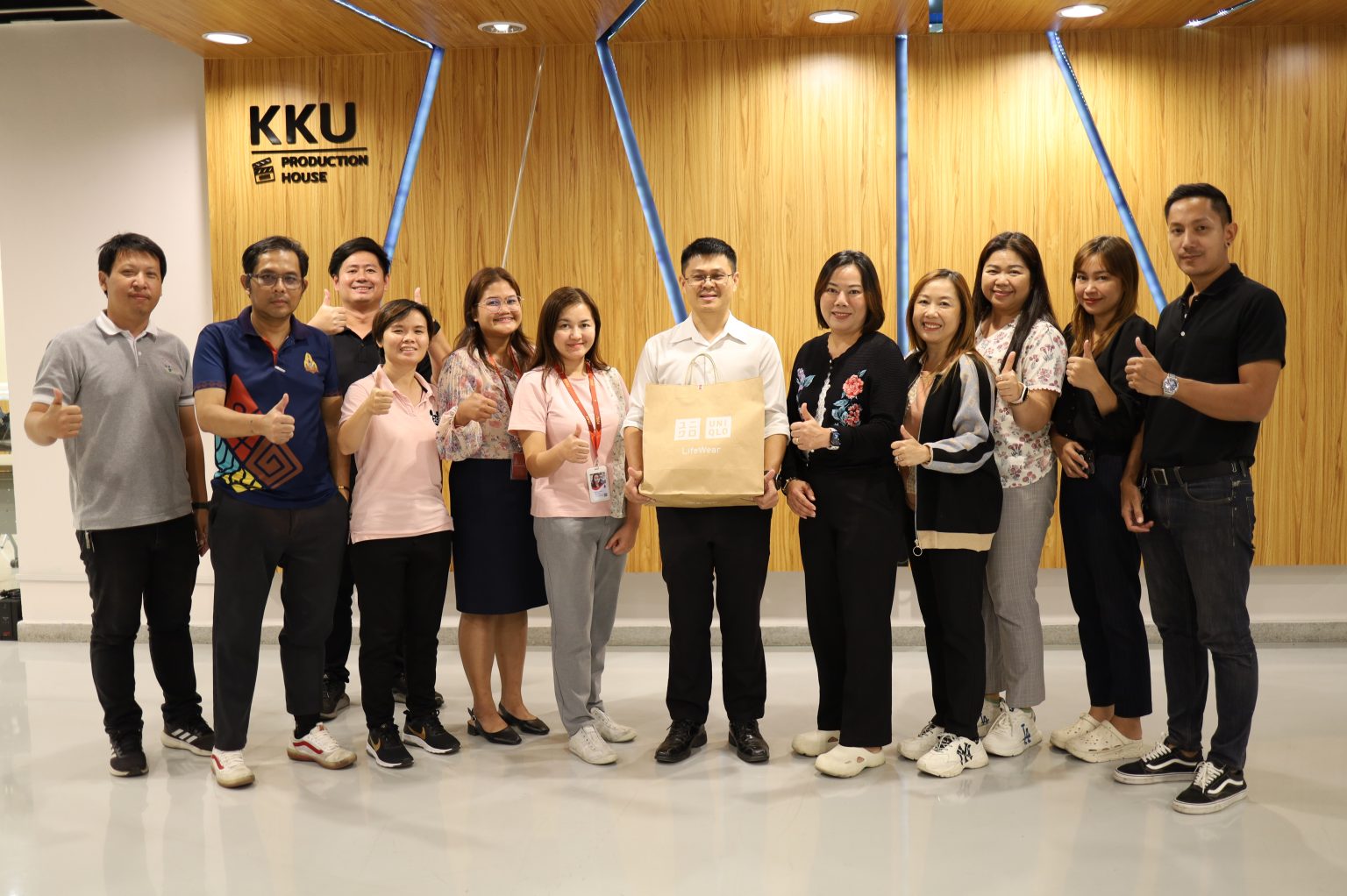 บุคลากรศูนย์นวัตกรรมฯ ร่วมแสดงความยินดีกับ ผู้ช่วยศาสตราจารย์ ดร.อนุชา ...